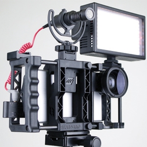Amazon.co.jp： BEASTGRIP スマートフォン用カメラリグ Beastgrip Pro 37mm径フィルター装着可能 U-1/ ...