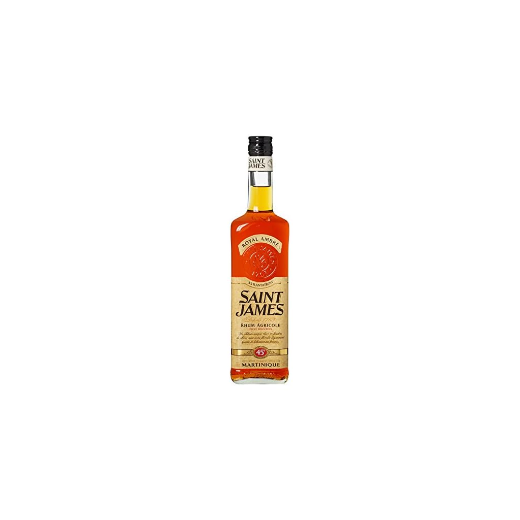 Brauner Rum reift mehrere Jahre lang in Holzfässern, für die tiefbraune ...