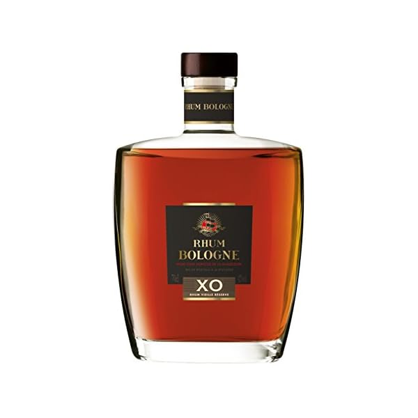 Brauner Rum reift mehrere Jahre lang in Holzfässern, für die tiefbraune ...