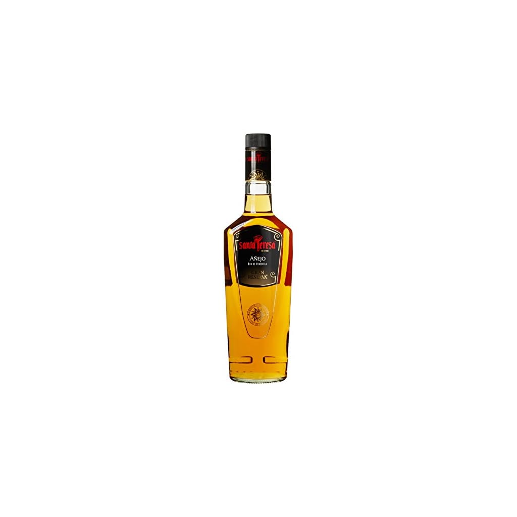 Brauner Rum reift mehrere Jahre lang in Holzfässern, für die tiefbraune ...