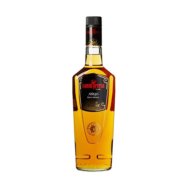 Brauner Rum reift mehrere Jahre lang in Holzfässern, für die tiefbraune ...
