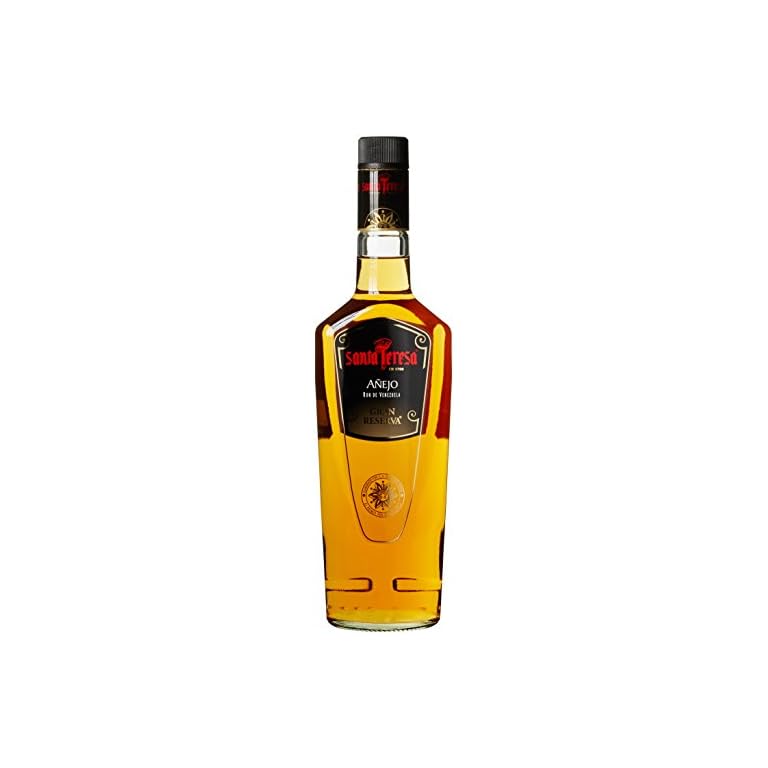 Brauner Rum reift mehrere Jahre lang in Holzfässern, für die tiefbraune ...