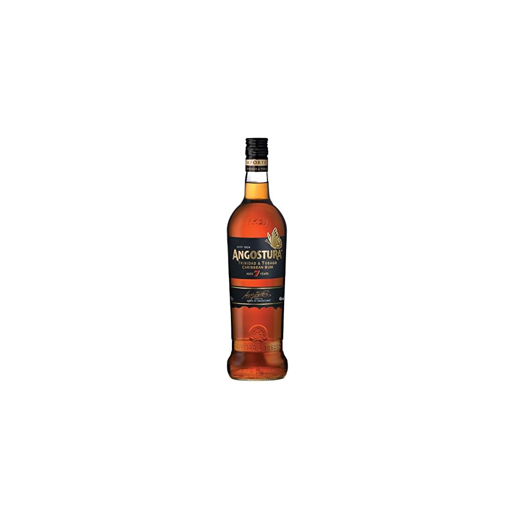 Brauner Rum reift mehrere Jahre lang in Holzfässern, für die tiefbraune ...