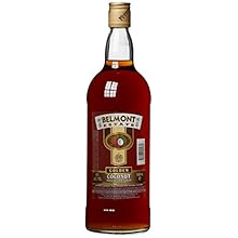 Brauner Rum reift mehrere Jahre lang in Holzfässern, für die tiefbraune ...