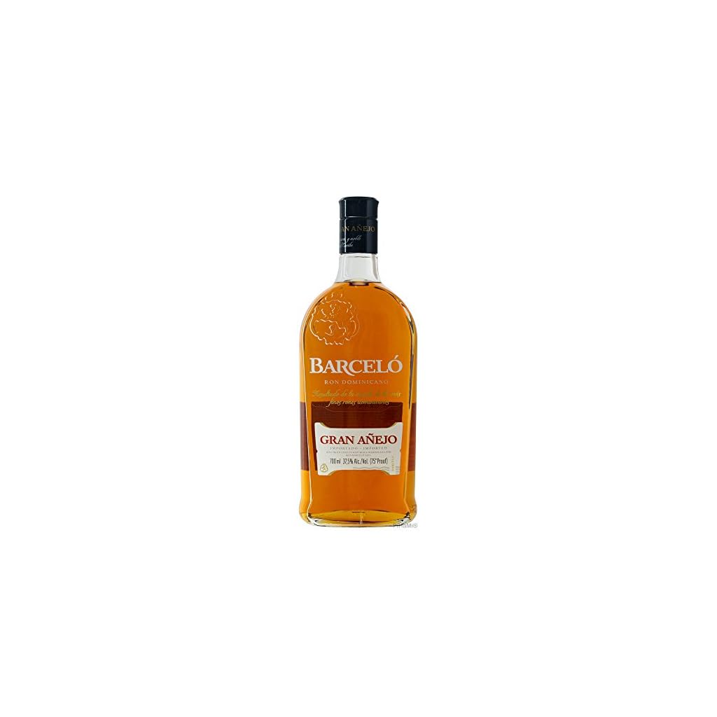 Brauner Rum reift mehrere Jahre lang in Holzfässern, für die tiefbraune ...