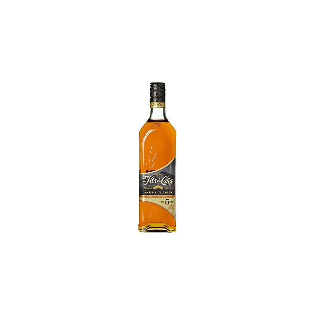 Brauner Rum reift mehrere Jahre lang in Holzfässern, für die tiefbraune ...