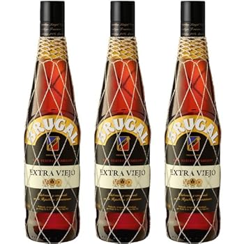 Brauner Rum reift mehrere Jahre lang in Holzfässern, für die tiefbraune ...