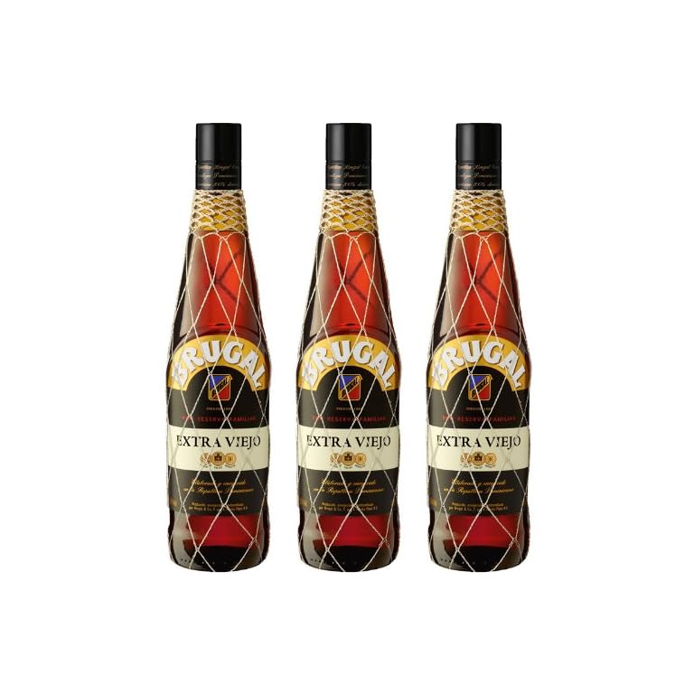Brauner Rum reift mehrere Jahre lang in Holzfässern, für die tiefbraune ...