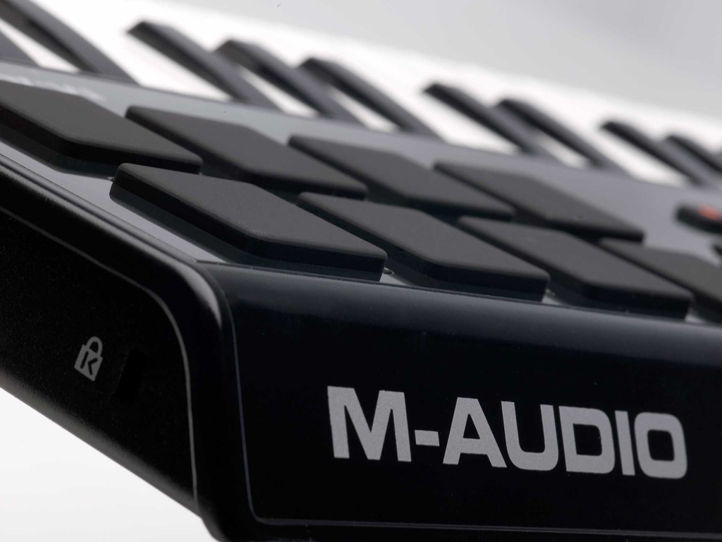 M-Audio Axiom AIR Mini 32 | Ultra-Portable 32 Key USB MIDI Keyboard ...